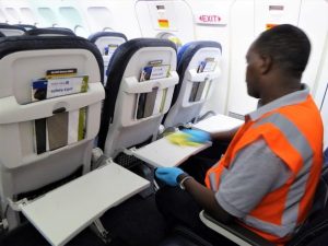 How are airplanes cleaned? - Aanavandi Travel Blog