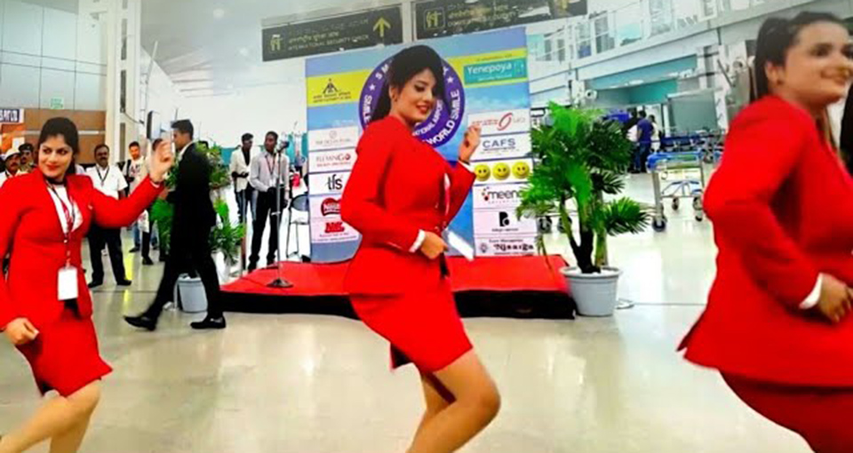 Flash Mob in Mangalore Airport by Spicejet staffs - VIDEO - Aanavandi ...