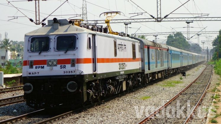 ഇന്ത്യൻ റെയിൽവേയിലെ ട്രെയിൻ എഞ്ചിനുകളുടെ കളർകോഡുകൾ അറിഞ്ഞിരിക്കാം.What ...