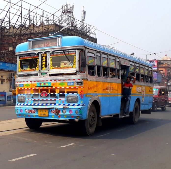 Images of Old Model Retro Buses in Kolkata Town - Aanavandi Travel Blog